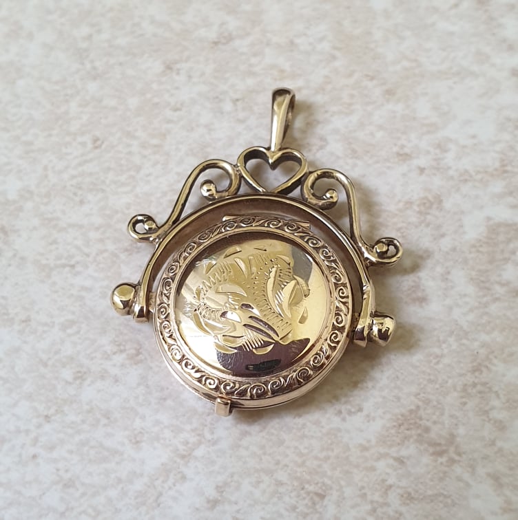 Spinner locket store
